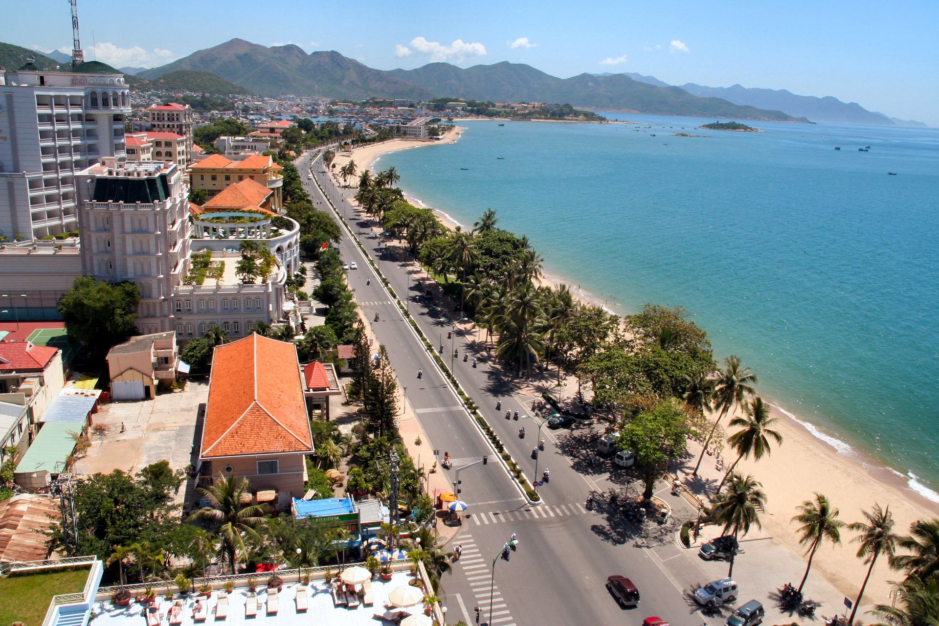 How can the coastal currents of Nha Trang be measured?