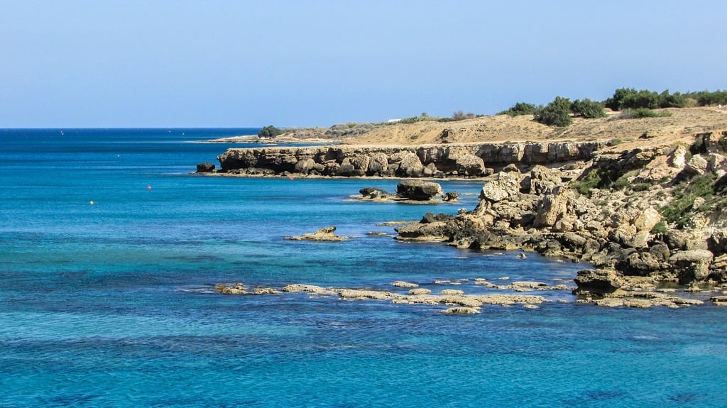 How can we measure the coastal currents of Cyprus?