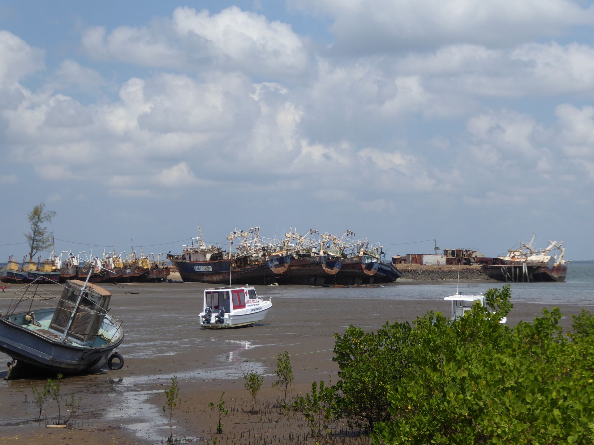 What is the magnitude of coastal currents of Angoche?